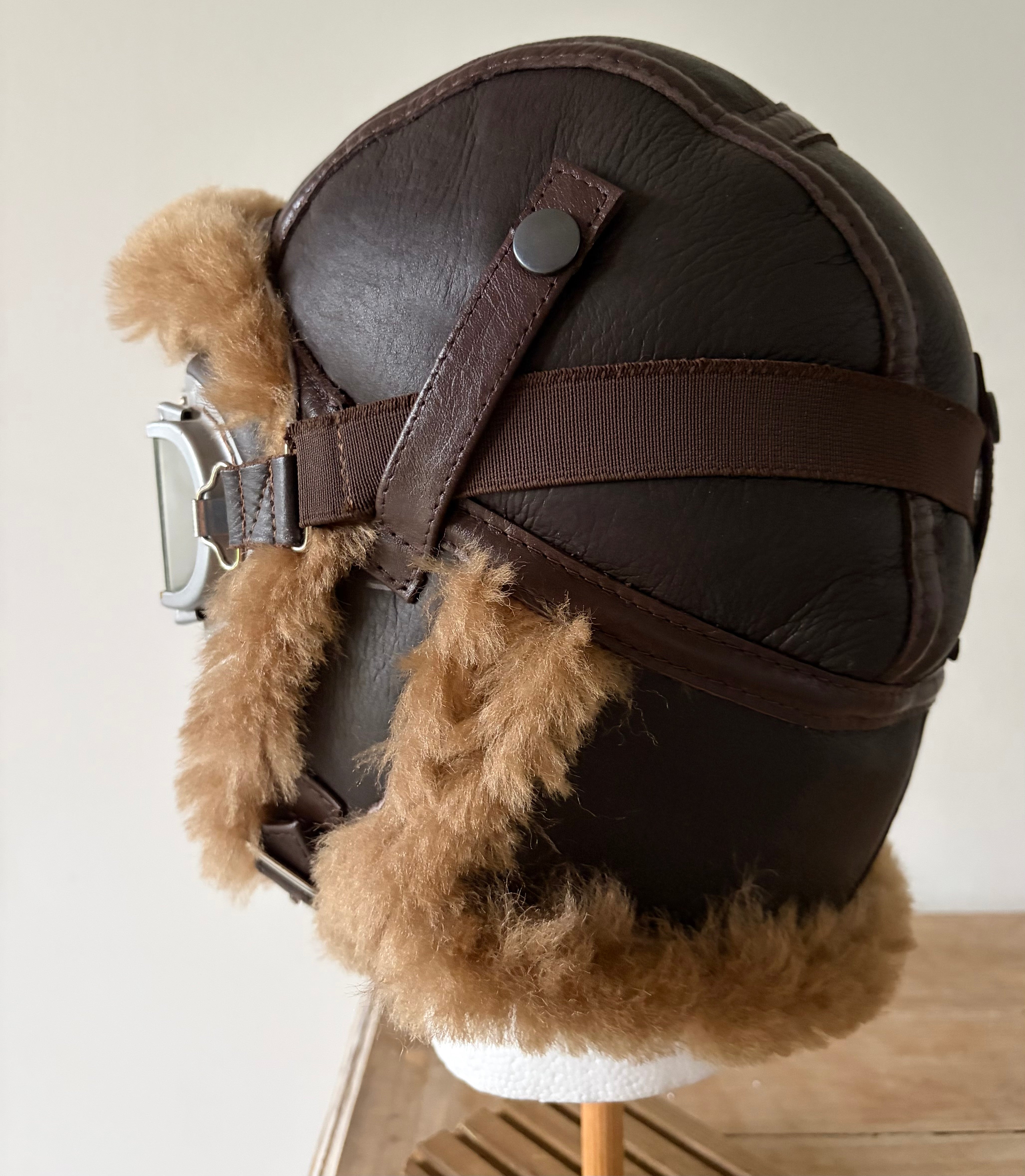 L2b Biggles with three goggle straps – Leather Driving Helmets